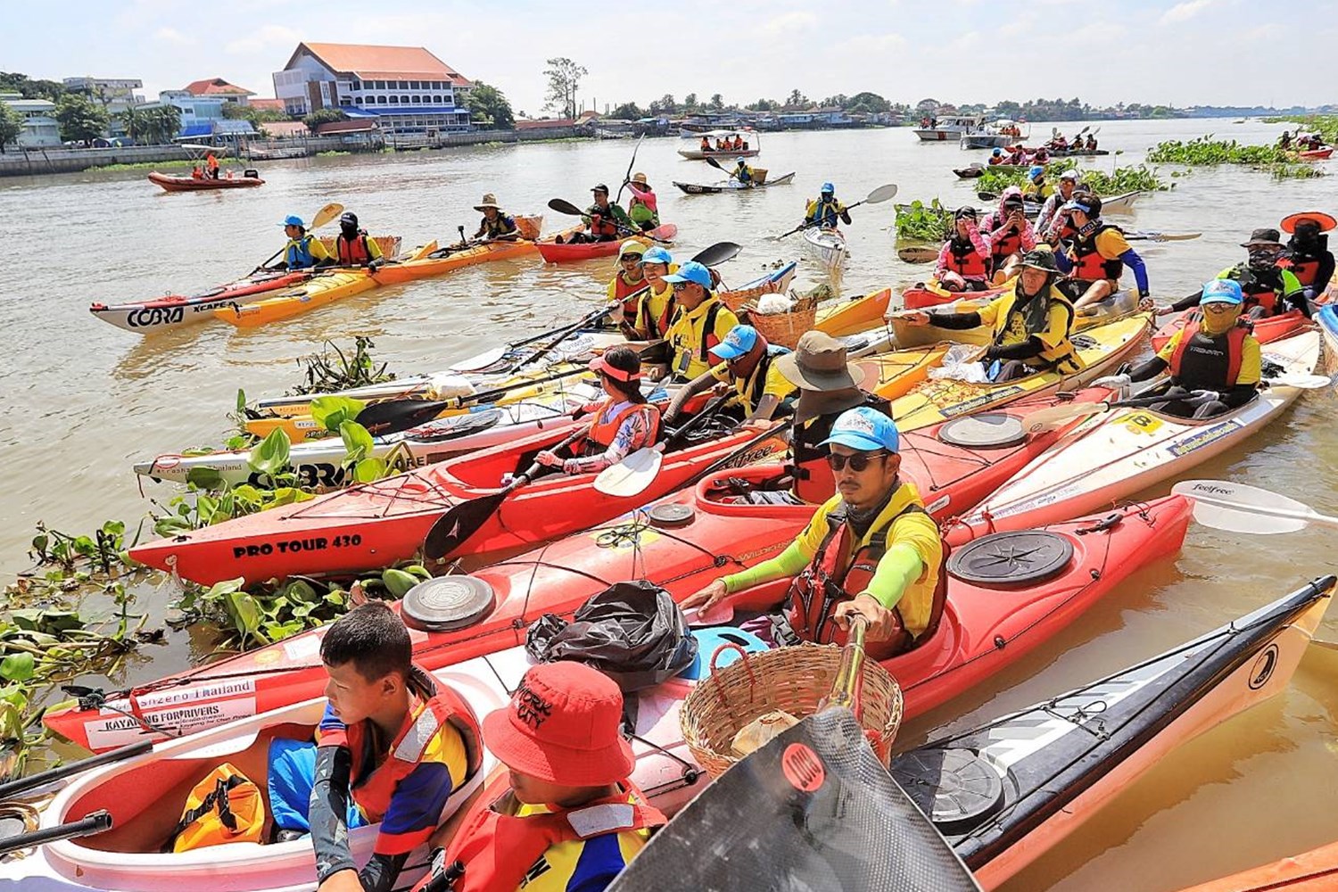 พร้อมใจพายเรือเก็บขยะปลุกจิตสำนึกเลิกทิ้งขยะลงแม่น้ำเจ้าพะยา